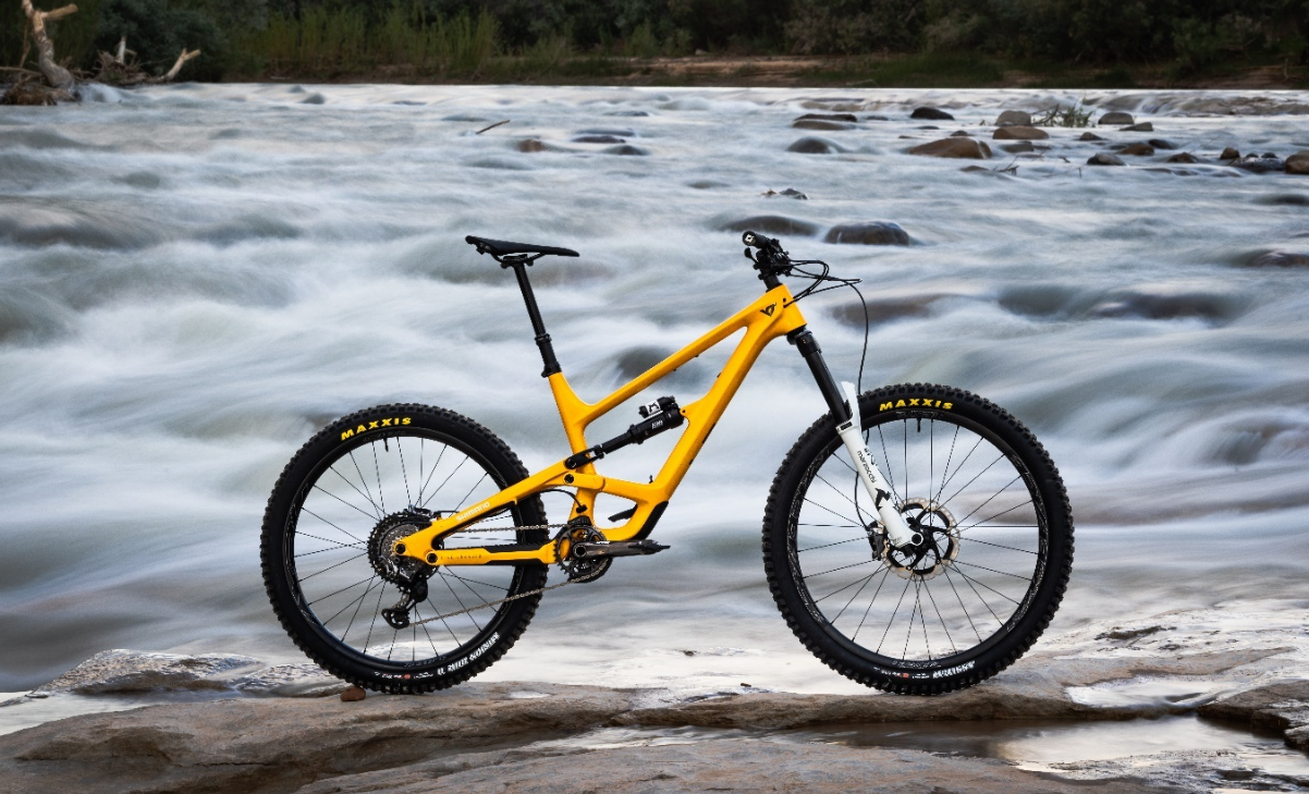 传奇限量版 Marzocchi发布全新Bomber前叉 - 野途网